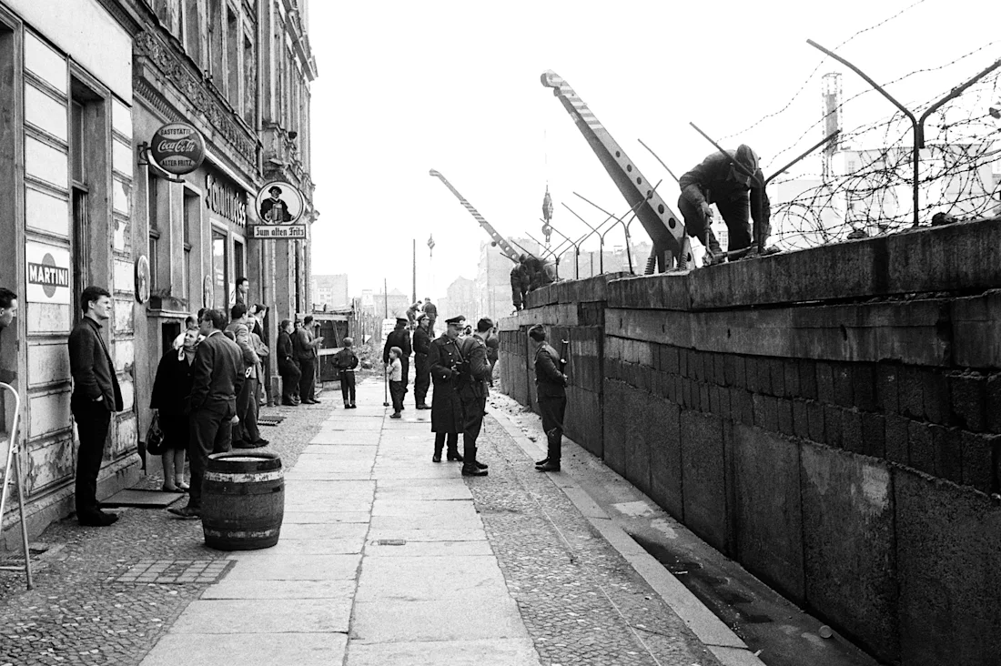 The Berlin Wall and the Iron Curtain: How a Concrete Barrier Became a ...